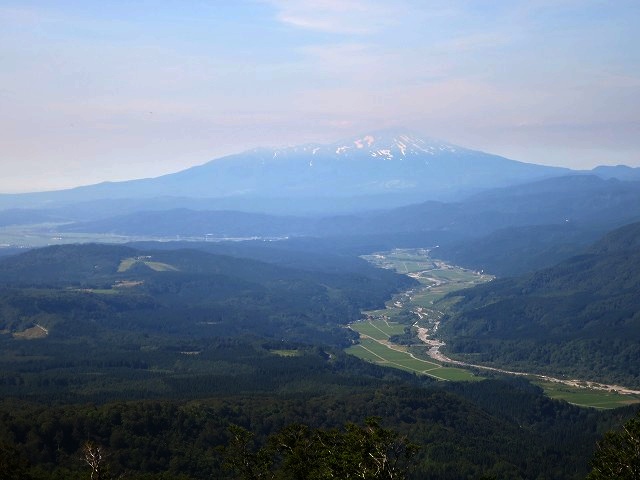 羽黒山からの自動車道路の途中から、鳥海山を眺める